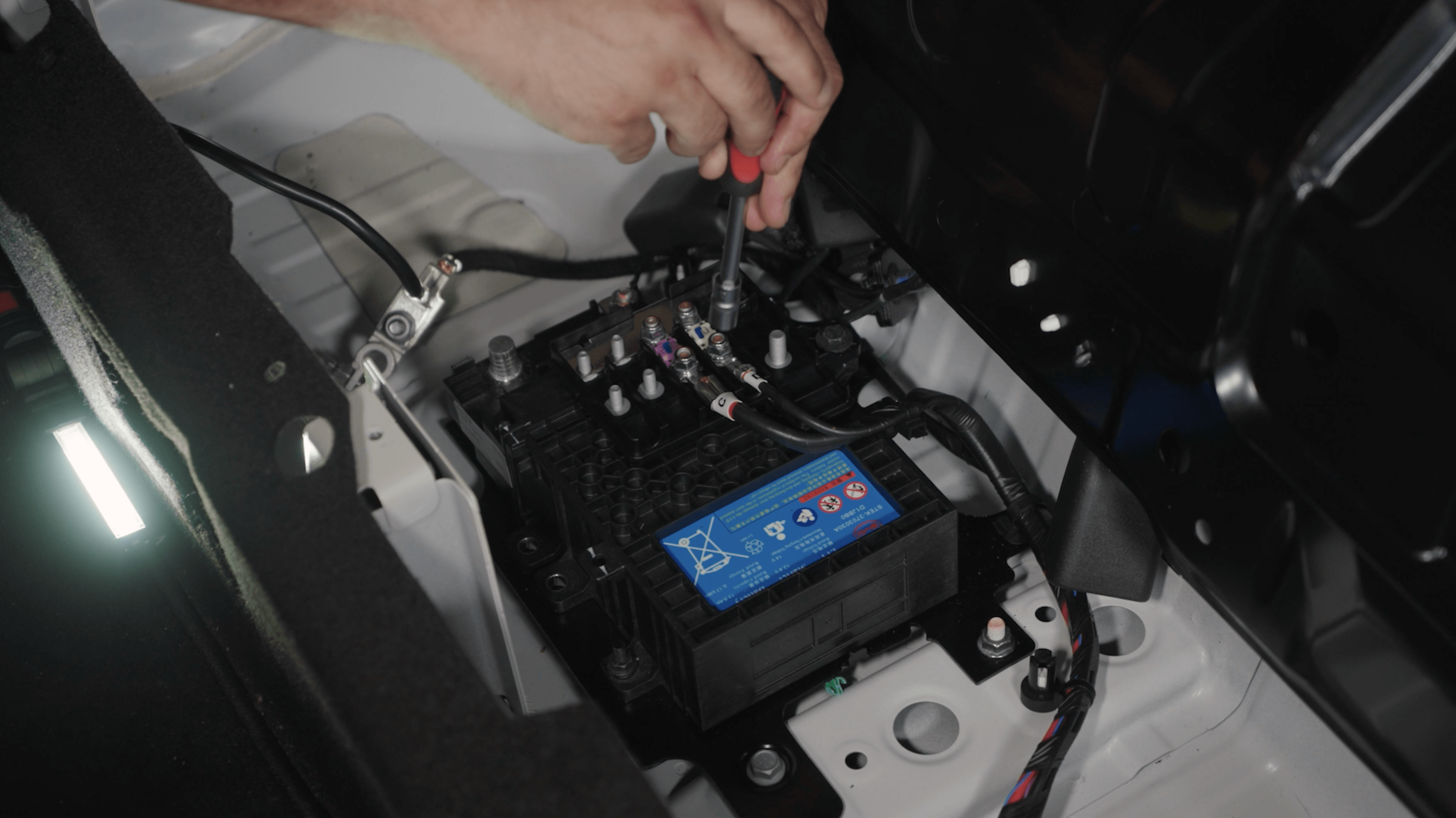 How to replace a 12V Li-ion EV battery