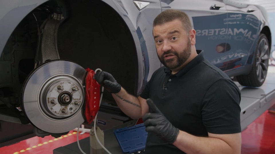 How to change the brake fluid on a Tesla - Delphi Technologies