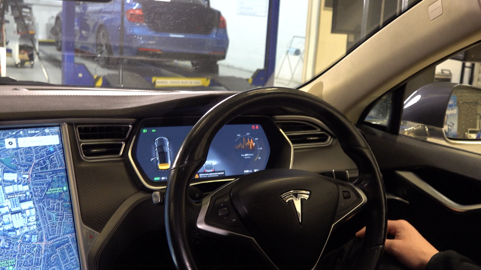 So ersetzen Sie die pyrotechnische Batteriesicherung in einem Tesla ...